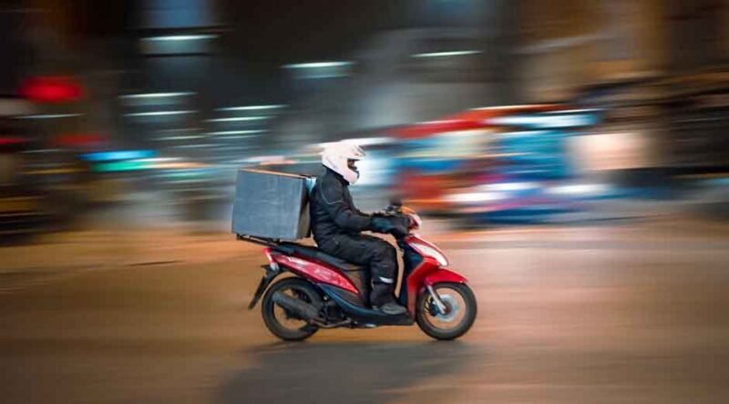 Why a motorcycle courier is perfect for city delivery - Ecomuch